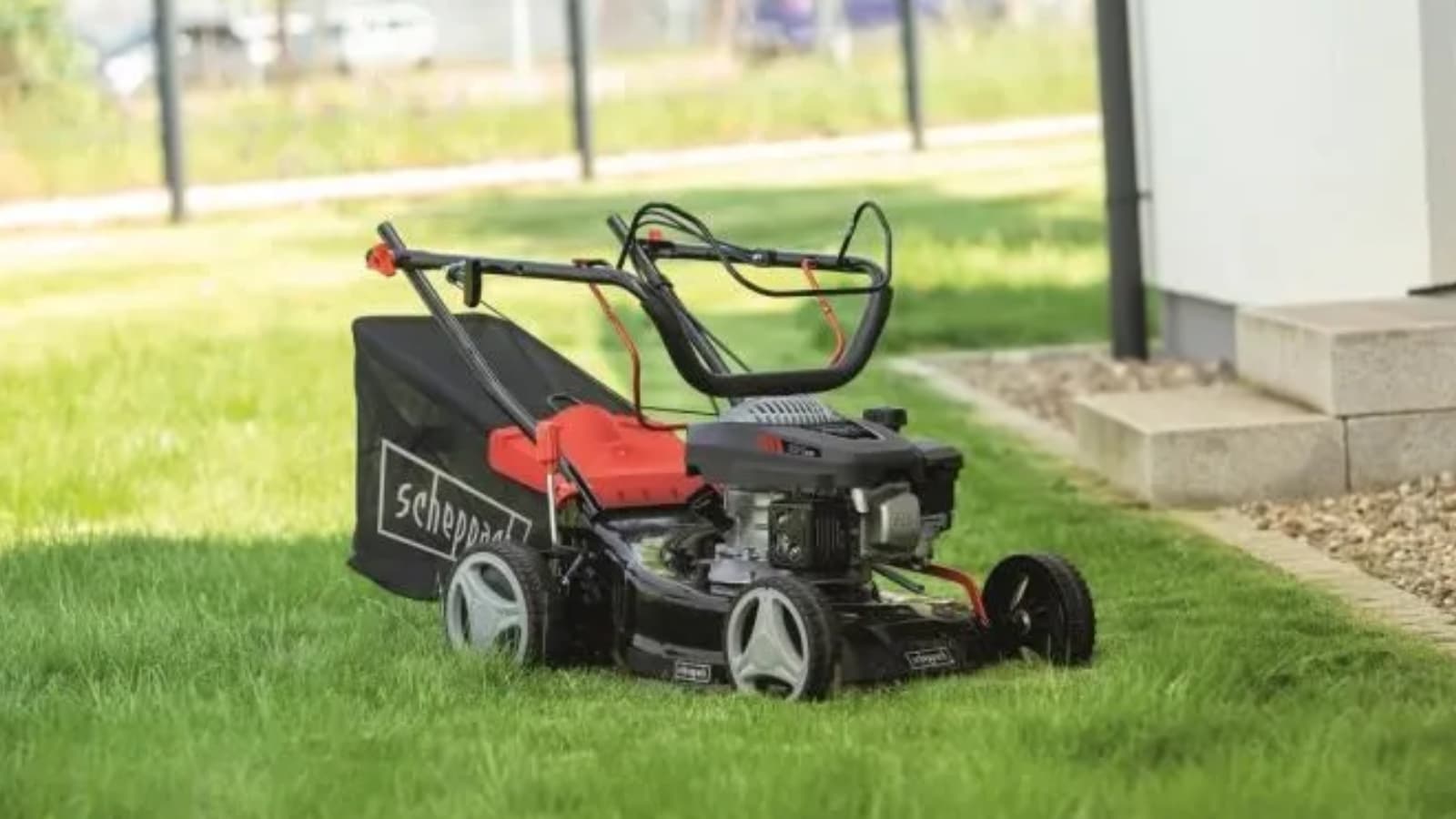 Vous l’attendiez tous, cette tondeuse thermique voit enfin son prix ...