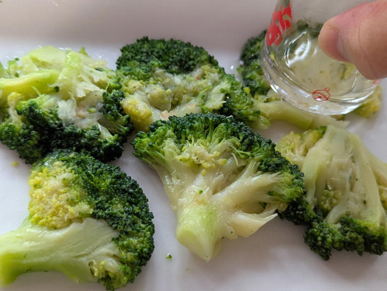 「ブロッコリー」を潰して焼くだけ！カリカリにするために合わせる食材とは？「子どもがパクパク食べた」