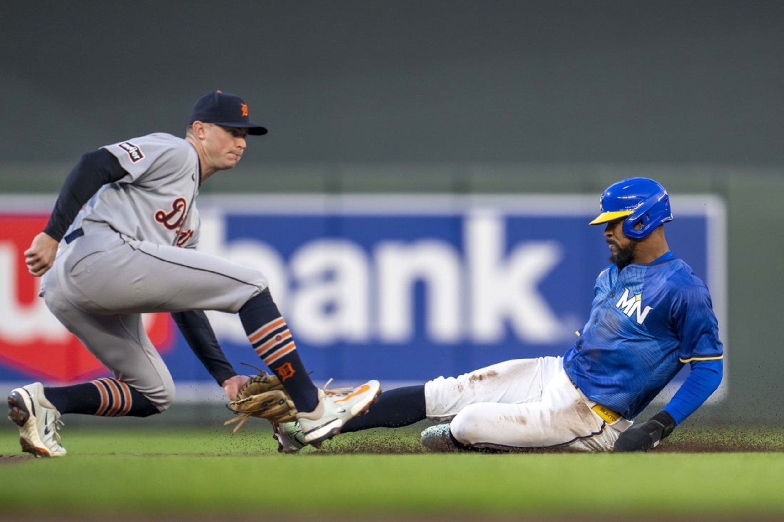 Four-run inning helps Tigers down Twins