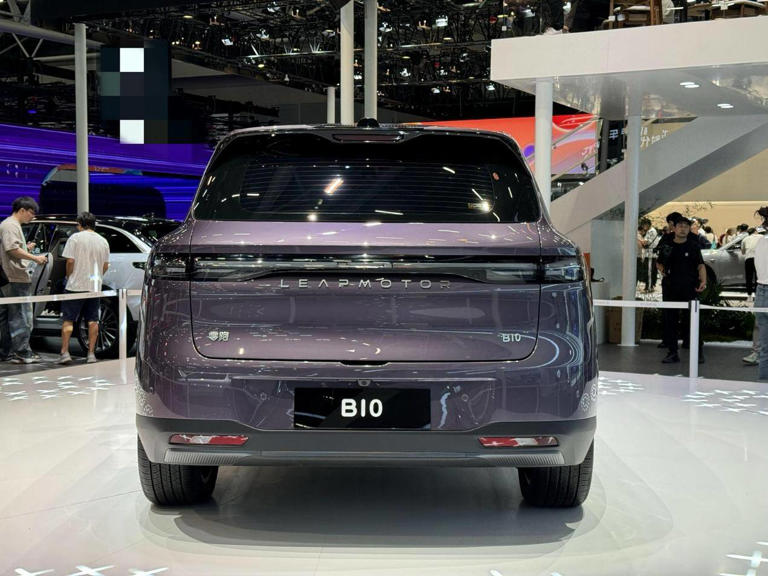 零跑B10上市，9.98万起配800V+510km续航，12万内带激光雷达