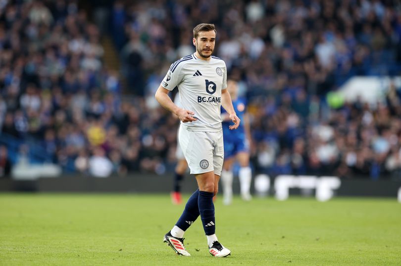 Ruud van Nistelrooy opens door for Harry Winks as Gary Neville weighs ...