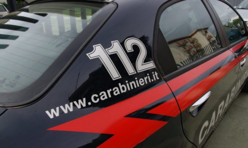 Rapina nel parcheggio di via Adda, giovane minacciata con un coltello