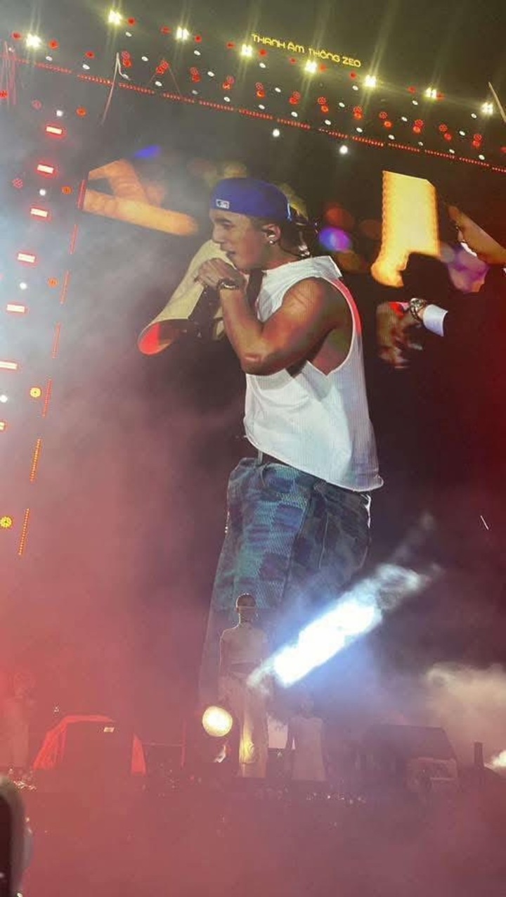 Sơn Tùng M-TP bị fan quá khích nhảy lên người, 'tấn công' trên sân khấu