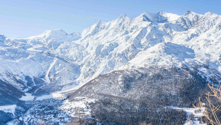 Collision fatale: Un mort et deux blessés graves dans deux accidents de ski à Saas-Fee