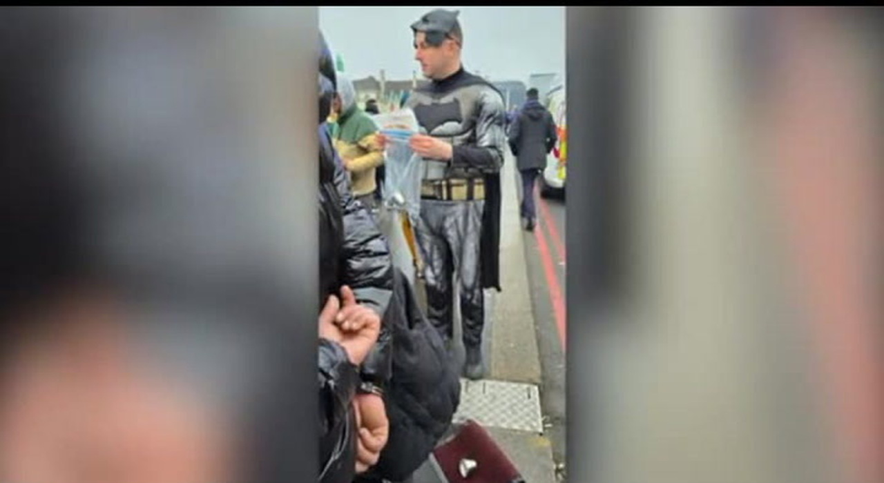Poliziotti si travestono da Batman e Robin per arrestare un truffatore che cercava di adescare i ...