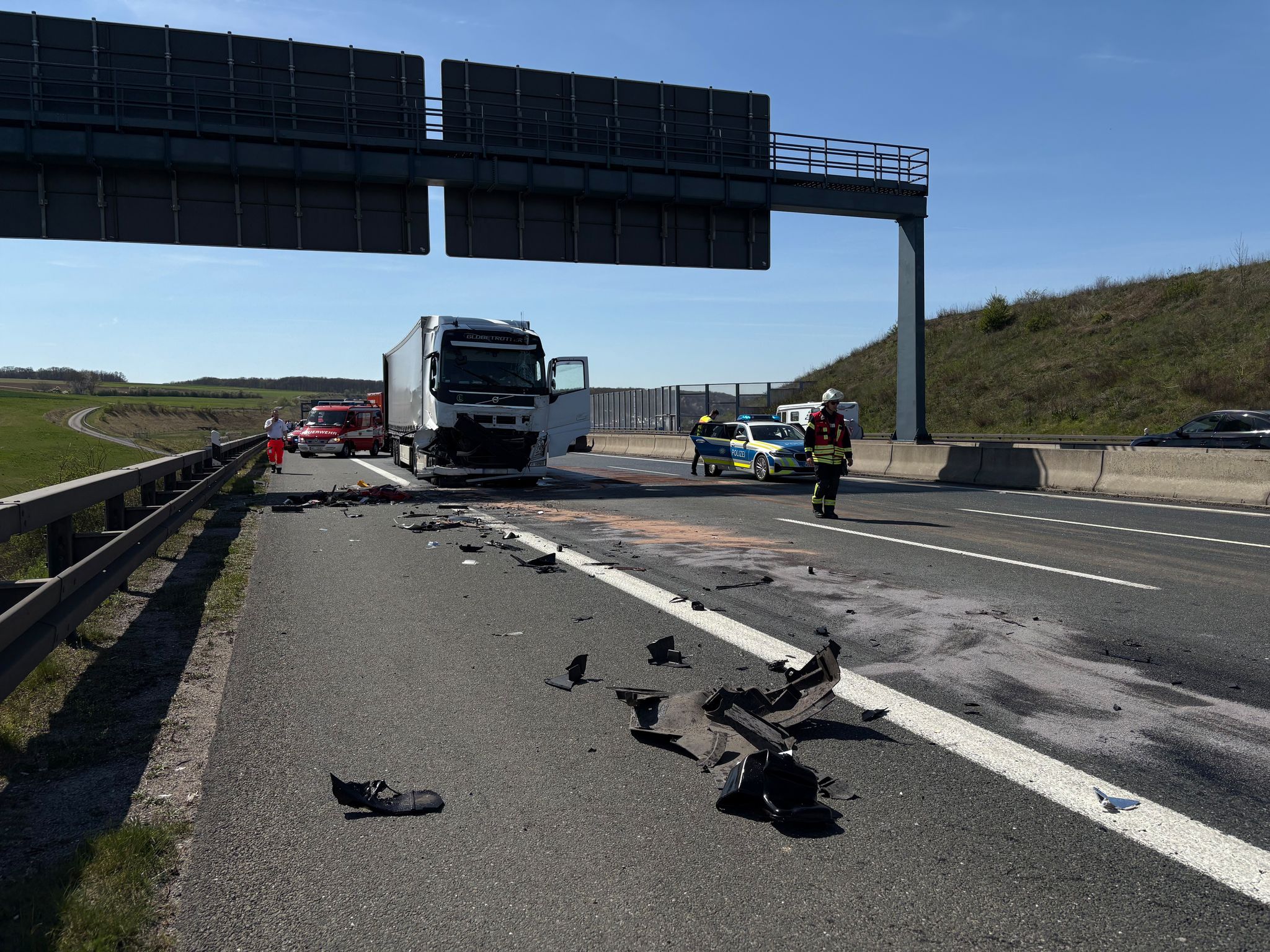 Vollsperrung auf A3 nach Unfall mit Lastwagen