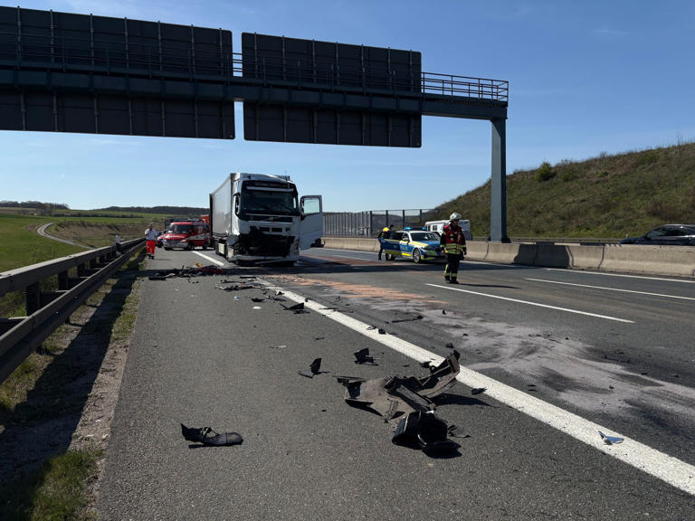 Vollsperrung auf A3 nach Unfall mit Lastwagen