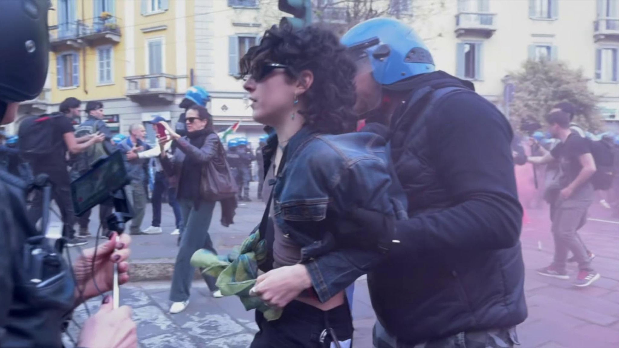 Corteo pro Palestina a Milano, scontri tra manifestanti e forze dell'ordine