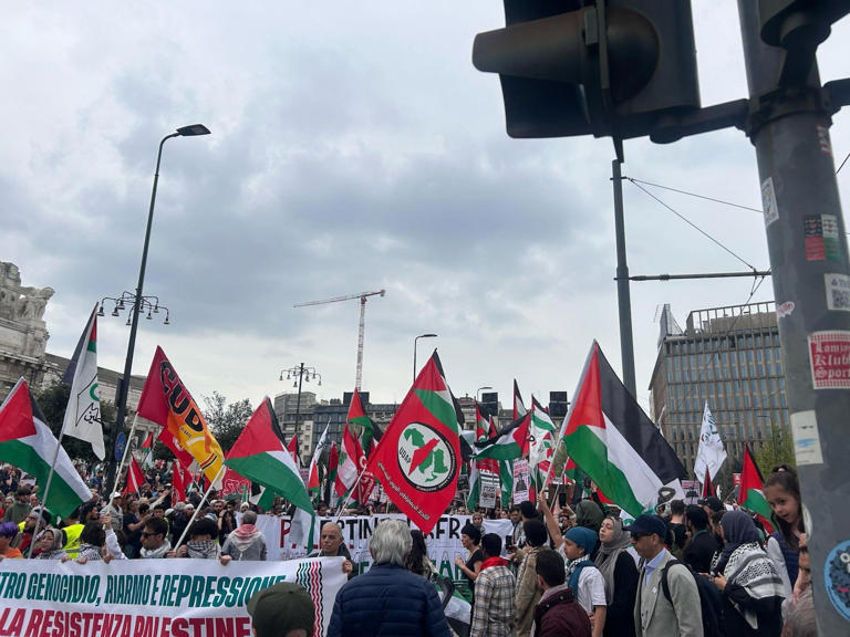 Scontri con la polizia al corteo Pro palestina a Milano. La scritta ...