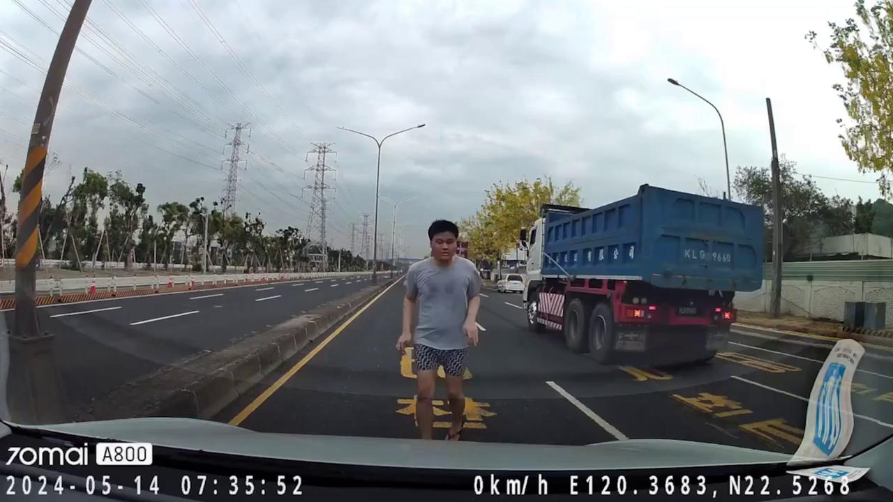 Pedestrian attempts to jump on passing car to fake 'accident' scene