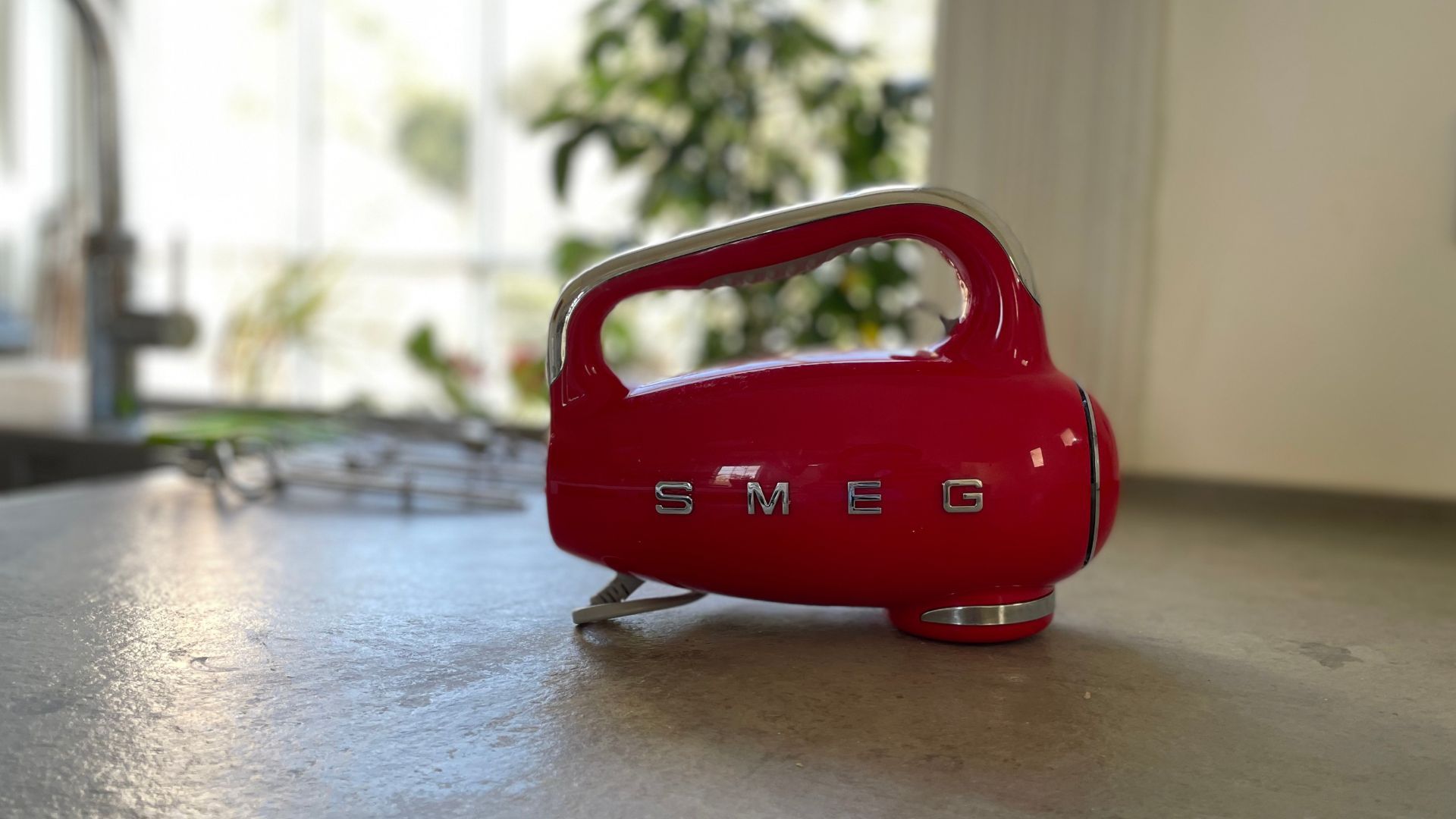 Smeg's retro hand mixer puts the 'king' in baking - I'm convinced it's ...