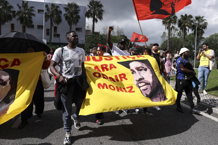 Cerca de uma centena de pessoas pediram justiça para Odair Moniz na Amadora