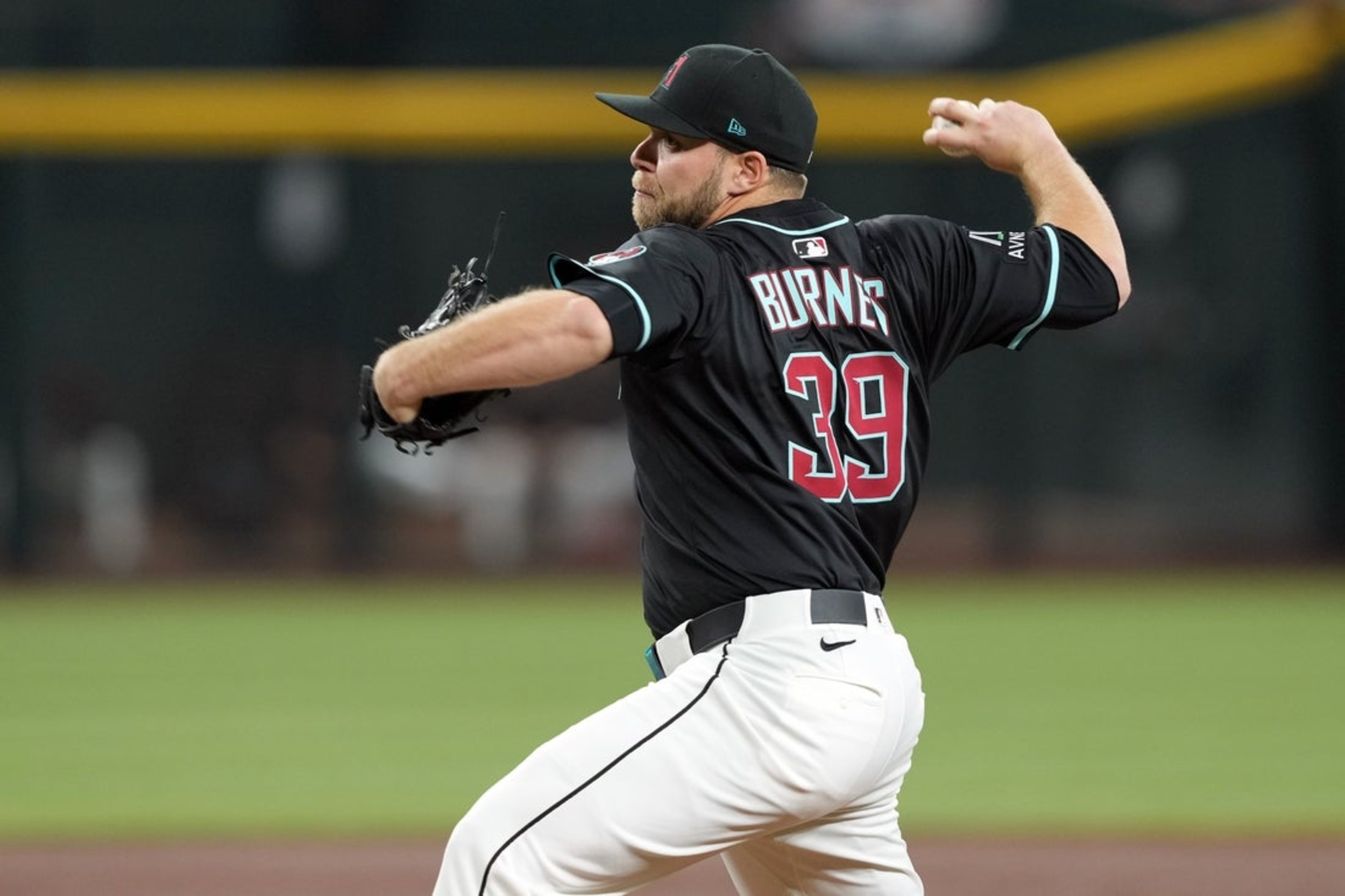 Diamondbacks score 5 in ninth to rally past Brewers