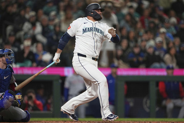 Mariners get a pair of 4-run innings and down Rangers 9-2
