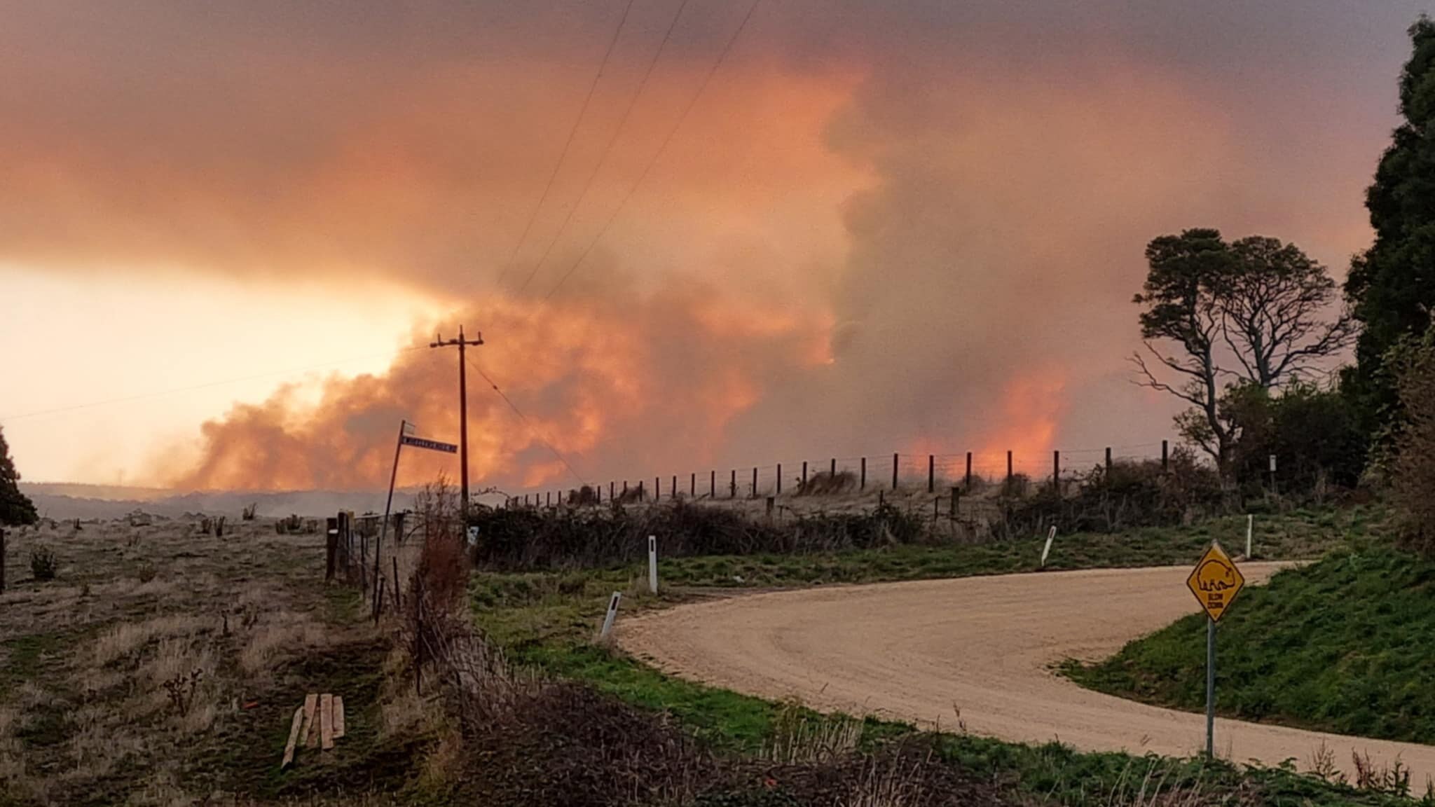 Out-of-control bushfire in central Victoria within 100m of private property