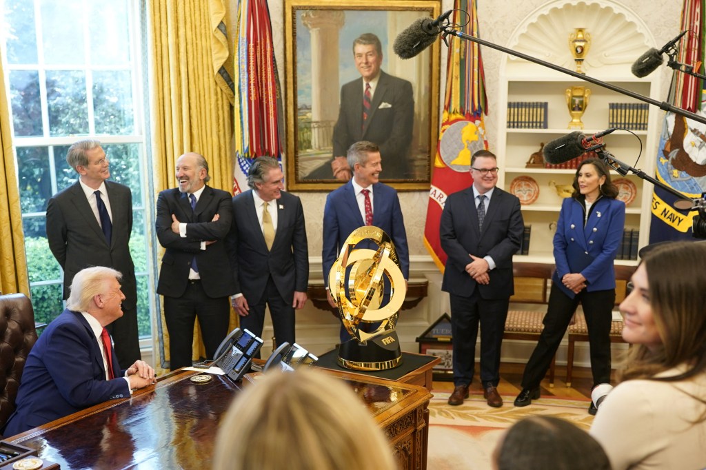 Michigan Gov. Gretchen Whitmer mocked for hiding face from cameras in ...