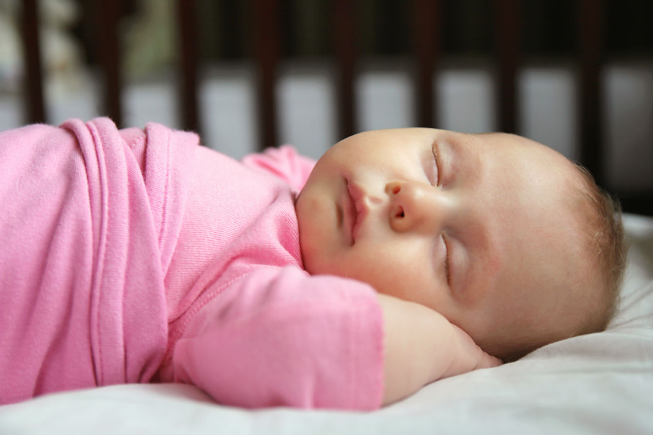 Ronco e pausas na respiração durante o sono podem indicar apneia infantil