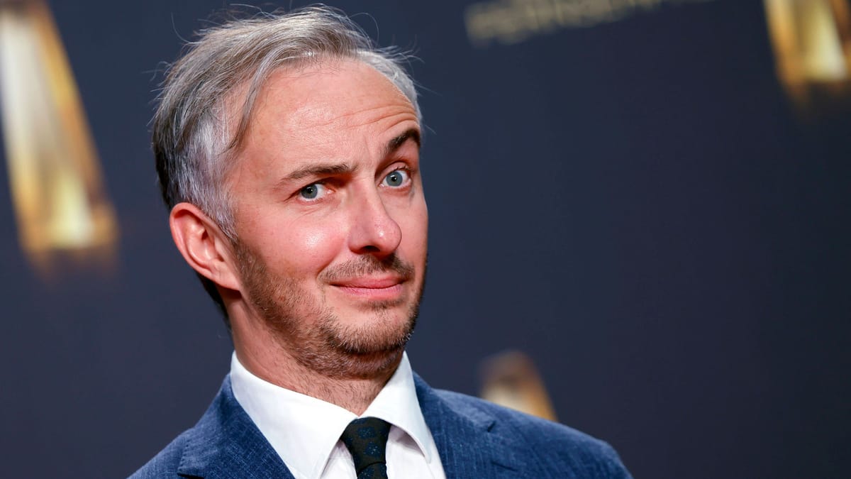 Jan Böhmermann fordert Radweg in Merz’ Heimat – nach E-Roller-Panne