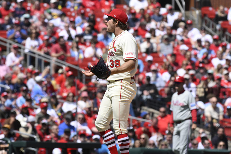 Phillies turn 5 double plays in 4-1 win over Cardinals
