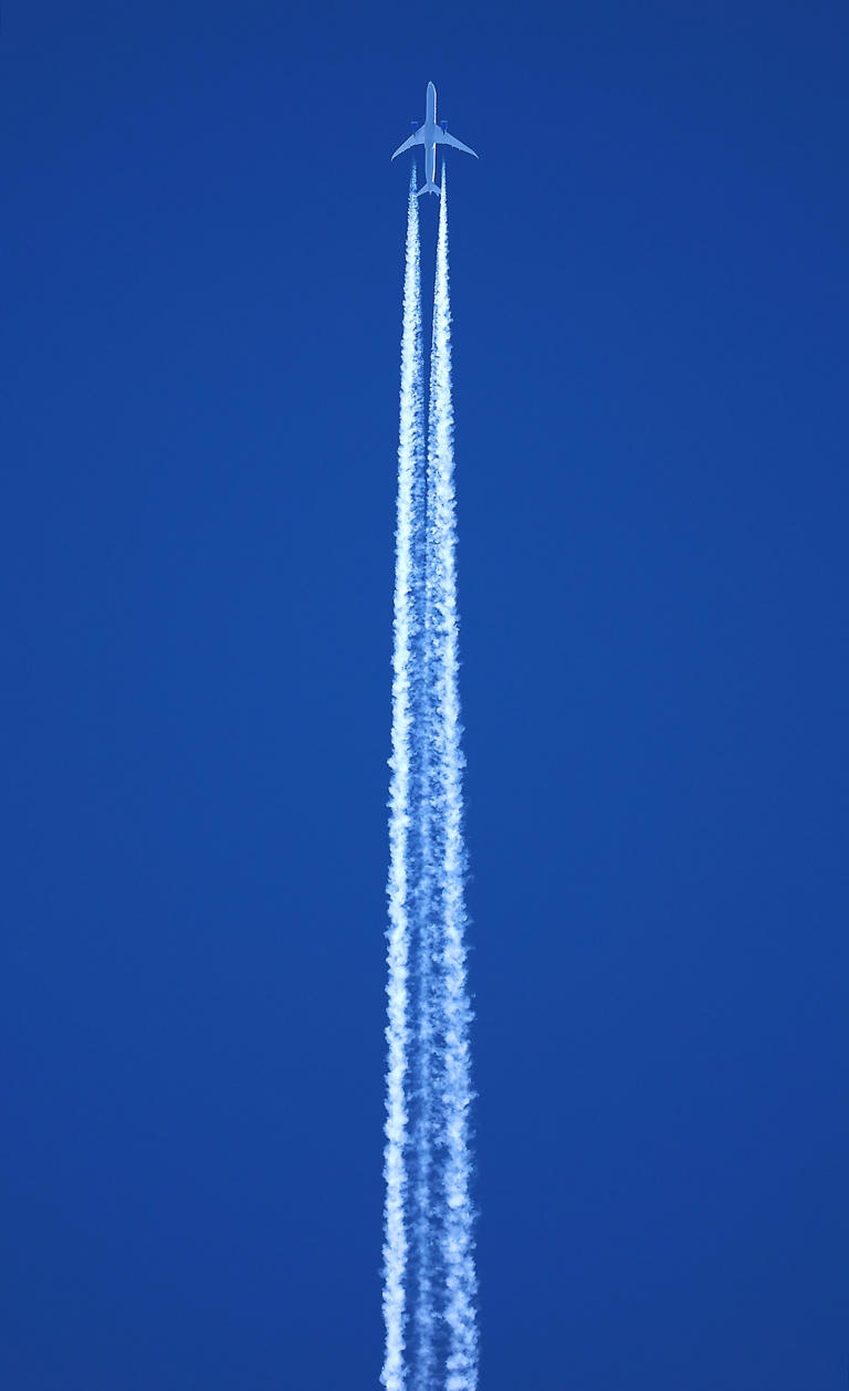 Photo | Aircraft trails above Santa Cruz