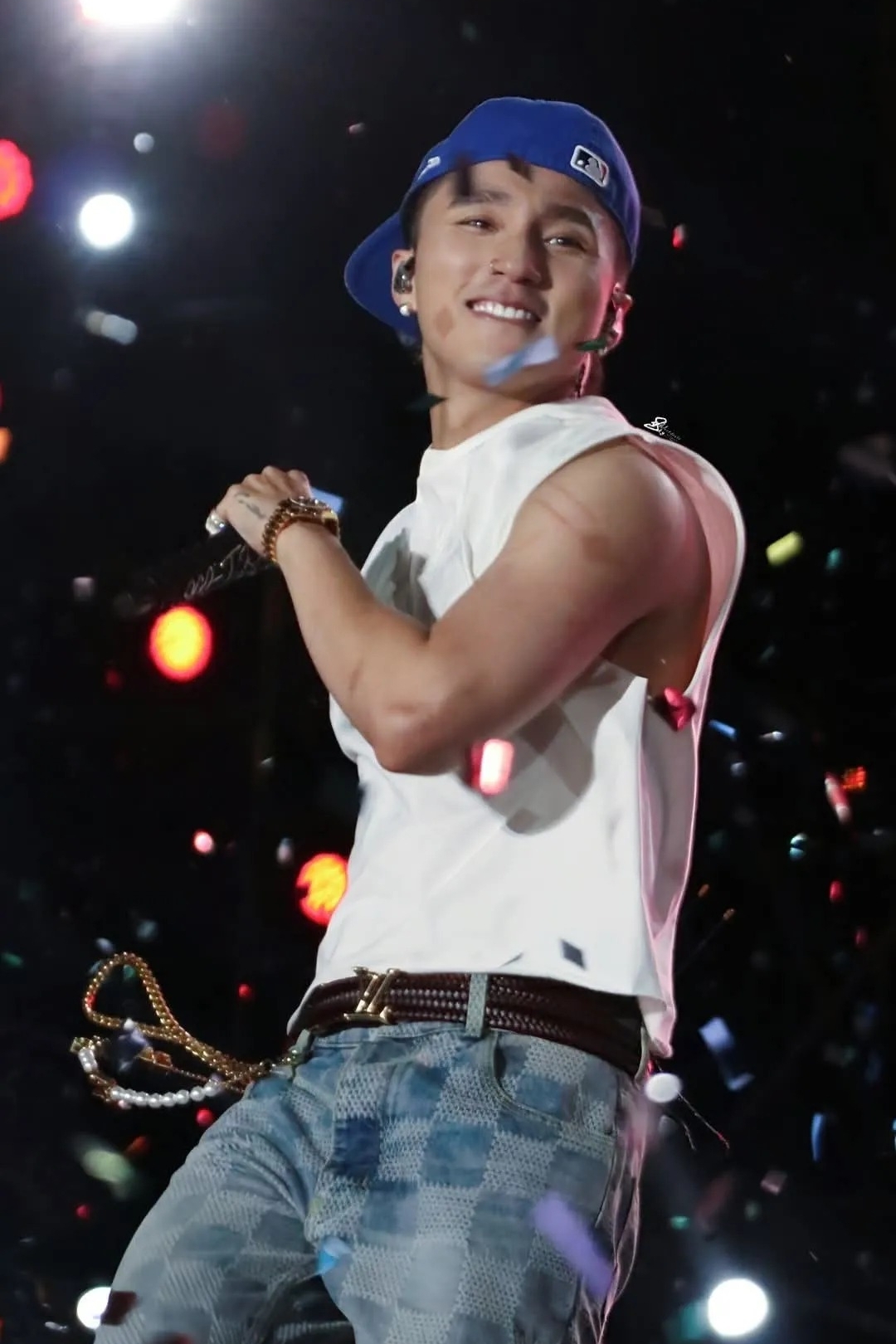 Sơn Tùng M-TP bị fan cào xước tay