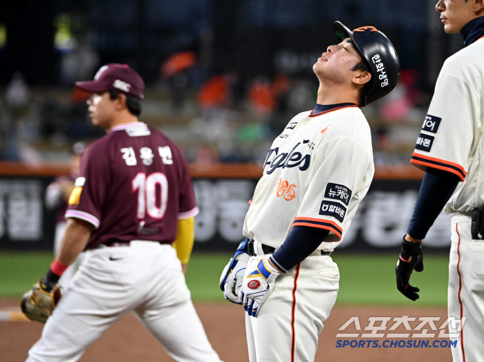 Trap of Monster Wall? The first baseman ran three bases, but the batter ...