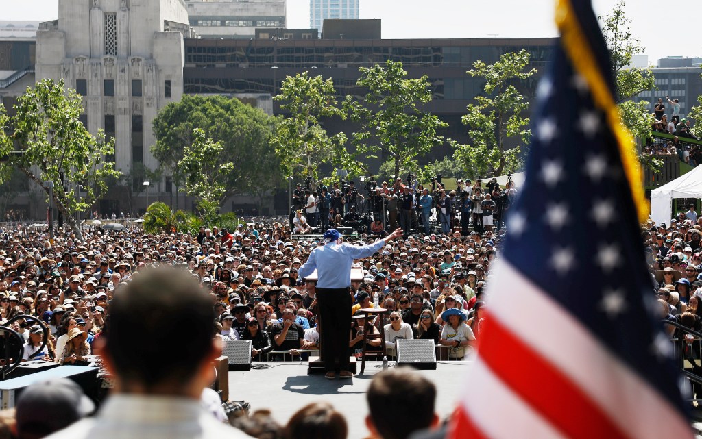 Neil Young, Joan Baez, Maggie Rogers Headline Bernie Sanders Los ...