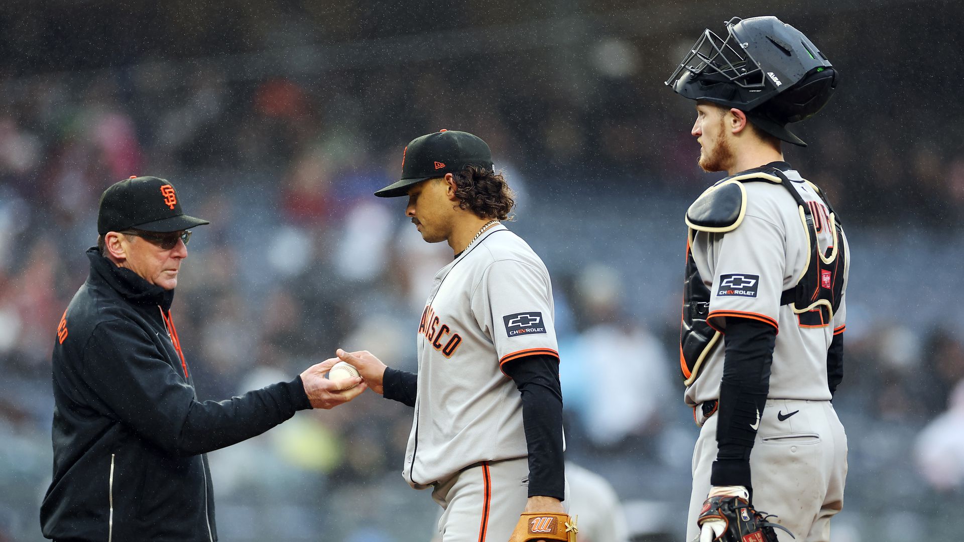 Yankees torpedo Giants with five-run 5th inning