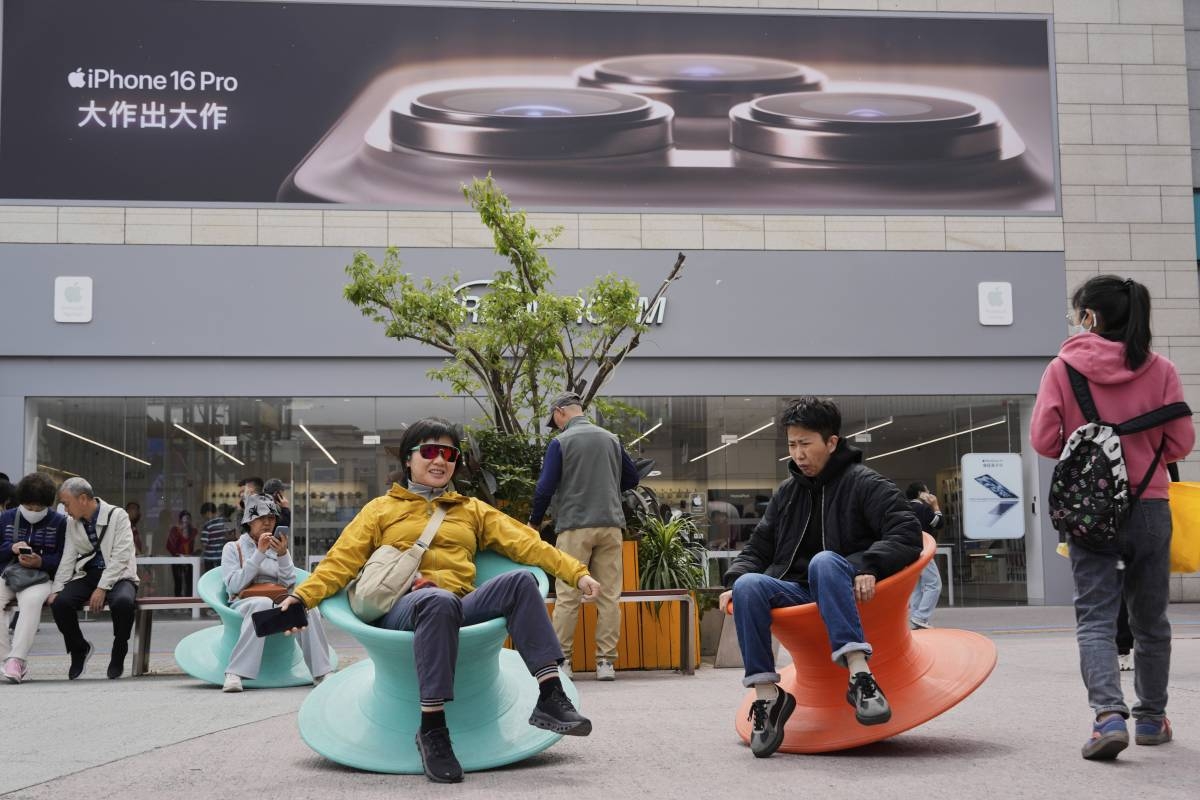 Apple has few incentives to start making iPhones in US, despite Trump's ...