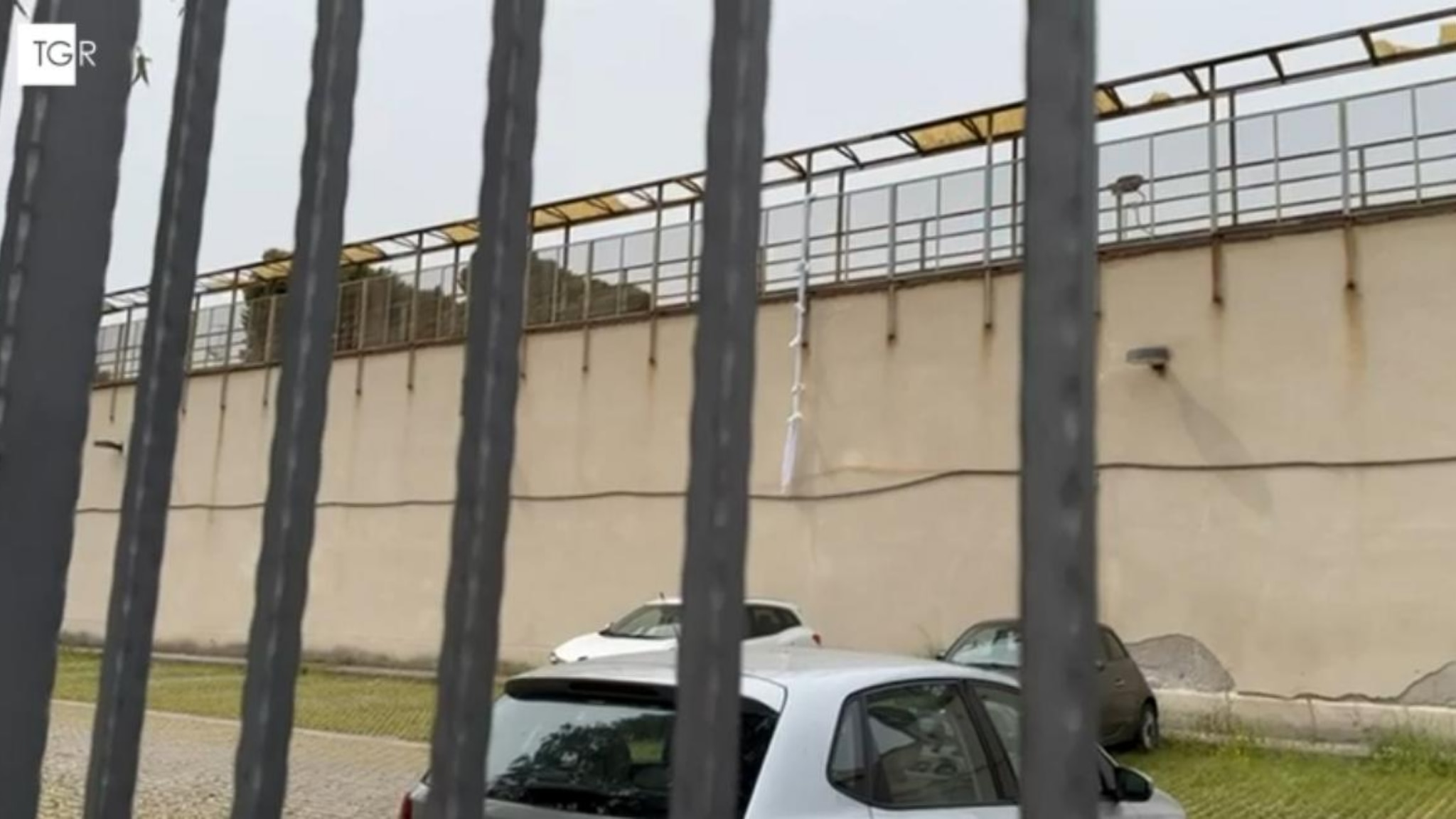 Quelle lenzuola annodate oltre il muro di recinzione: il video dell'evasione dal carcere Malaspina