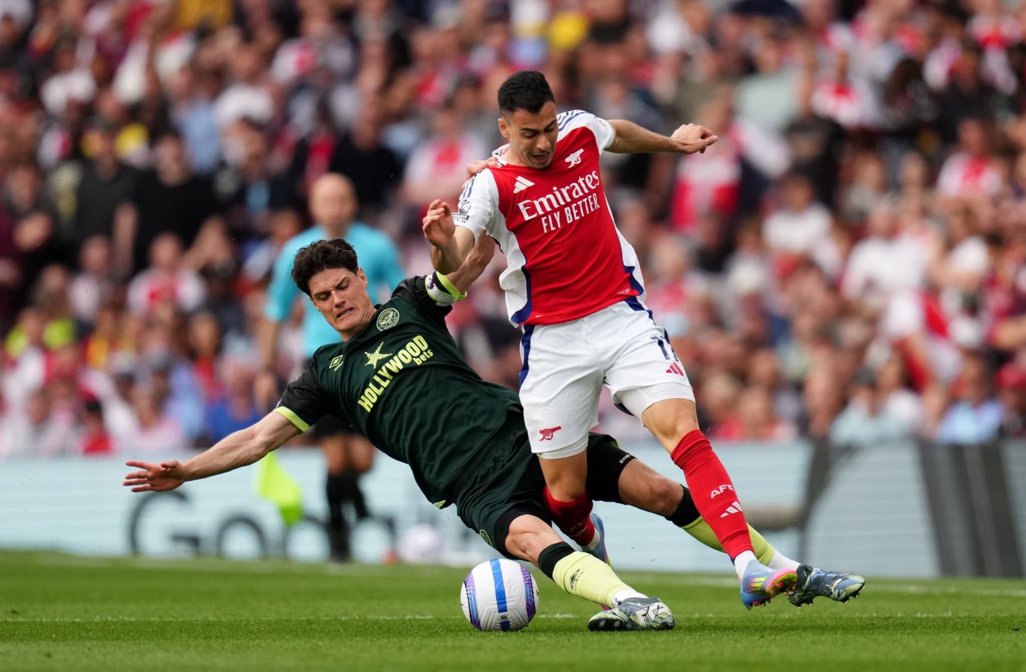 Arsenal-Brentford: Norgaard pose avec un maillot du Real Madrid jeudi ...