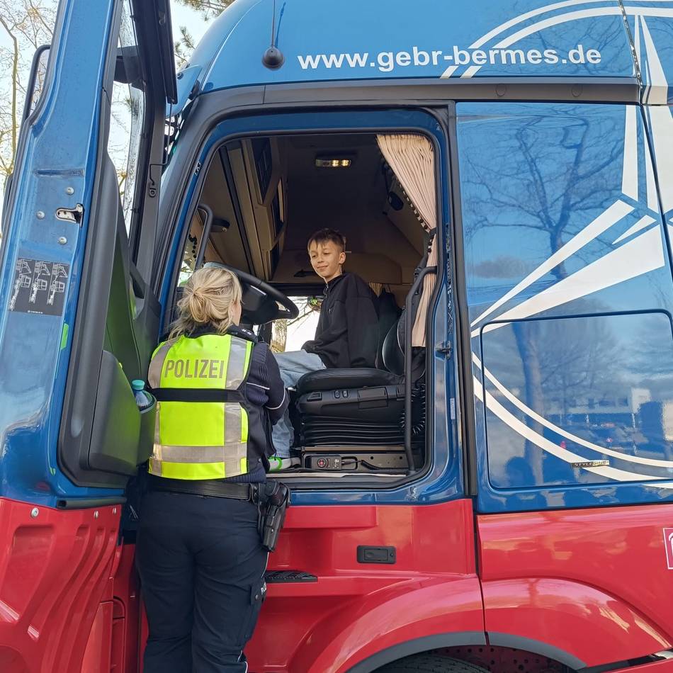 „Achtung Auto“ – Kinder lernen sicheres Verhalten im Straßenverkehr