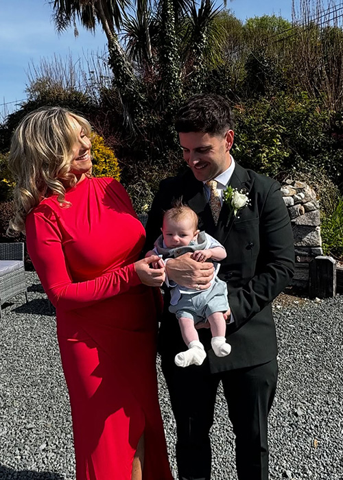 Pics: Lady in red! Eric Roberts' wife Niamh glowing as she attends ...