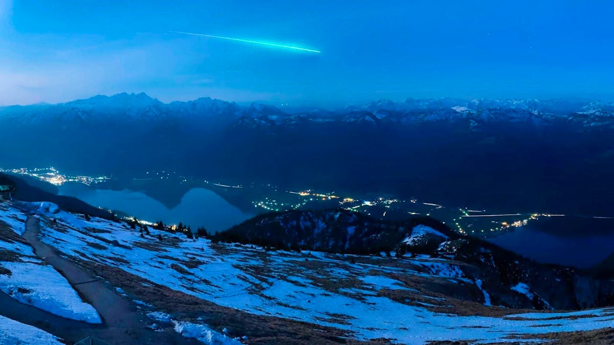 Ein grüner Feuerball am Nachthimmel sorgt für Aufsehen