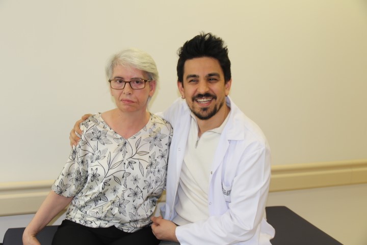 Sol gözünü 41 yıl sonra 24 ayar altınla yapılan tedavi sonucu kapatabildi