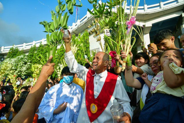 Filipino Catholics mark the beginning of Holy Week