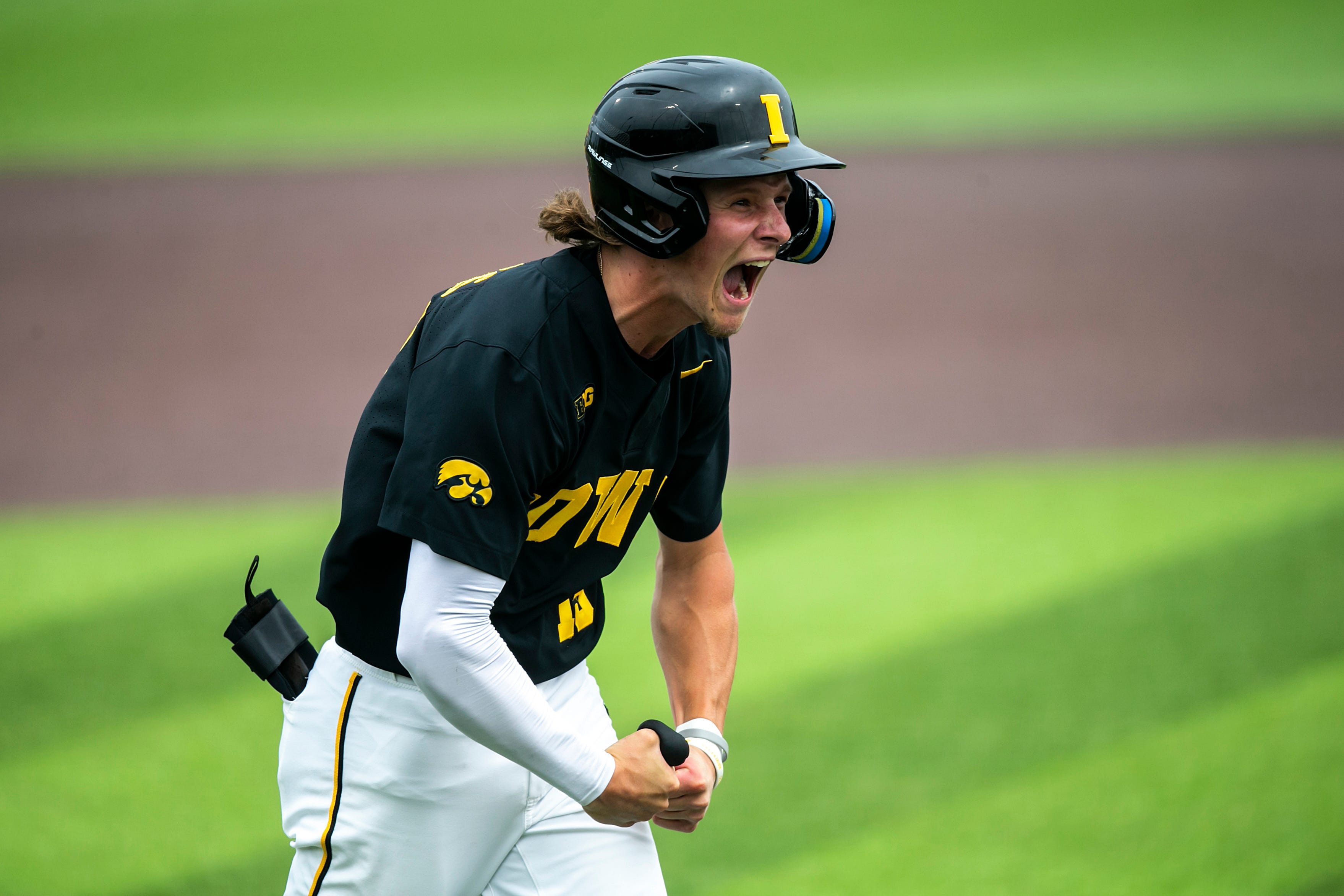 Iowa baseball offense storms back in Game 2 victory, Hawkeyes claim ...