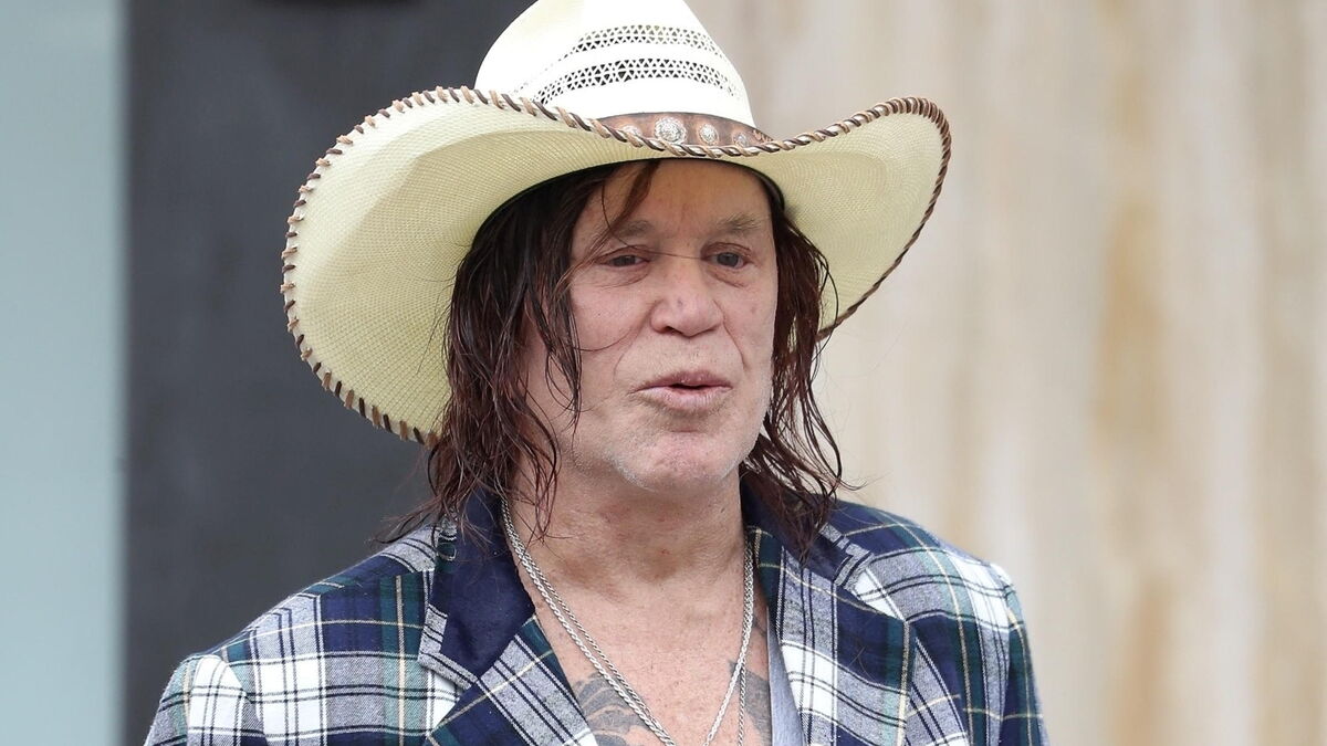 « Un comportement inacceptable » : l’acteur Mickey Rourke expulsé de ...