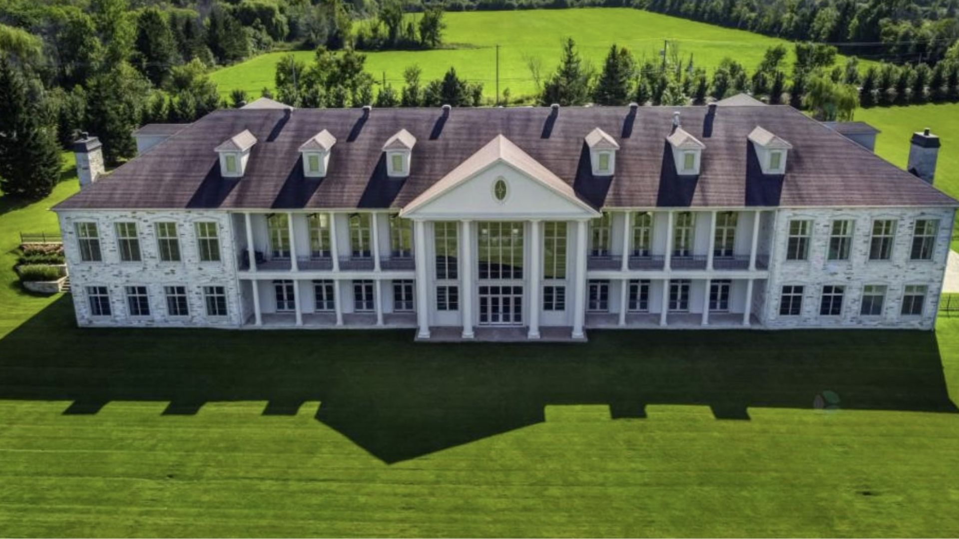 Cette maison au Québec digne du Château de Versailles est à vendre 17,5M$