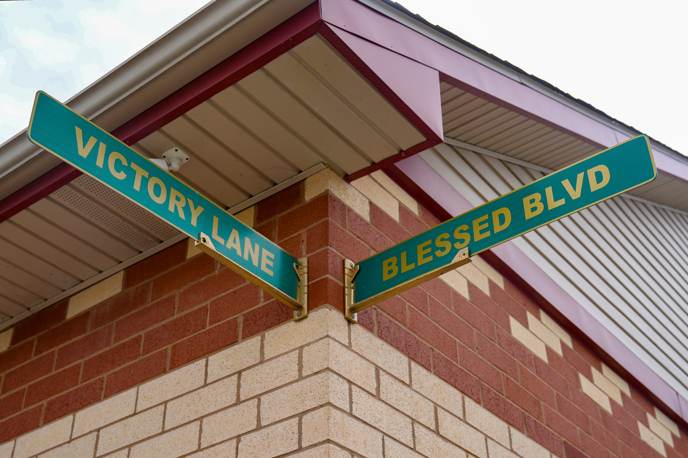 Detroit police assists cleanup at 'castle' complex, hopes to resolve ...