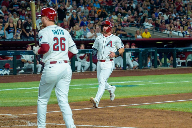 D-backs take series from Brewers with late rally