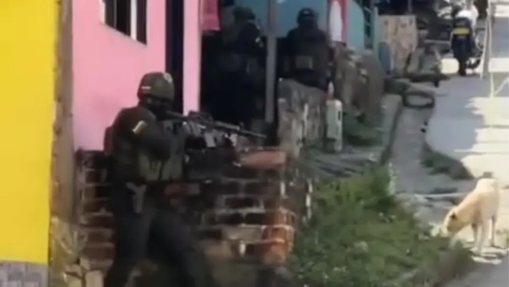 Disidencias de las Farc atacan tres estaciones de Policía con drones en ...