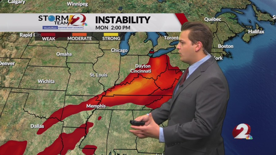 A few sprinkles tonight, when will thunderstorms move in?