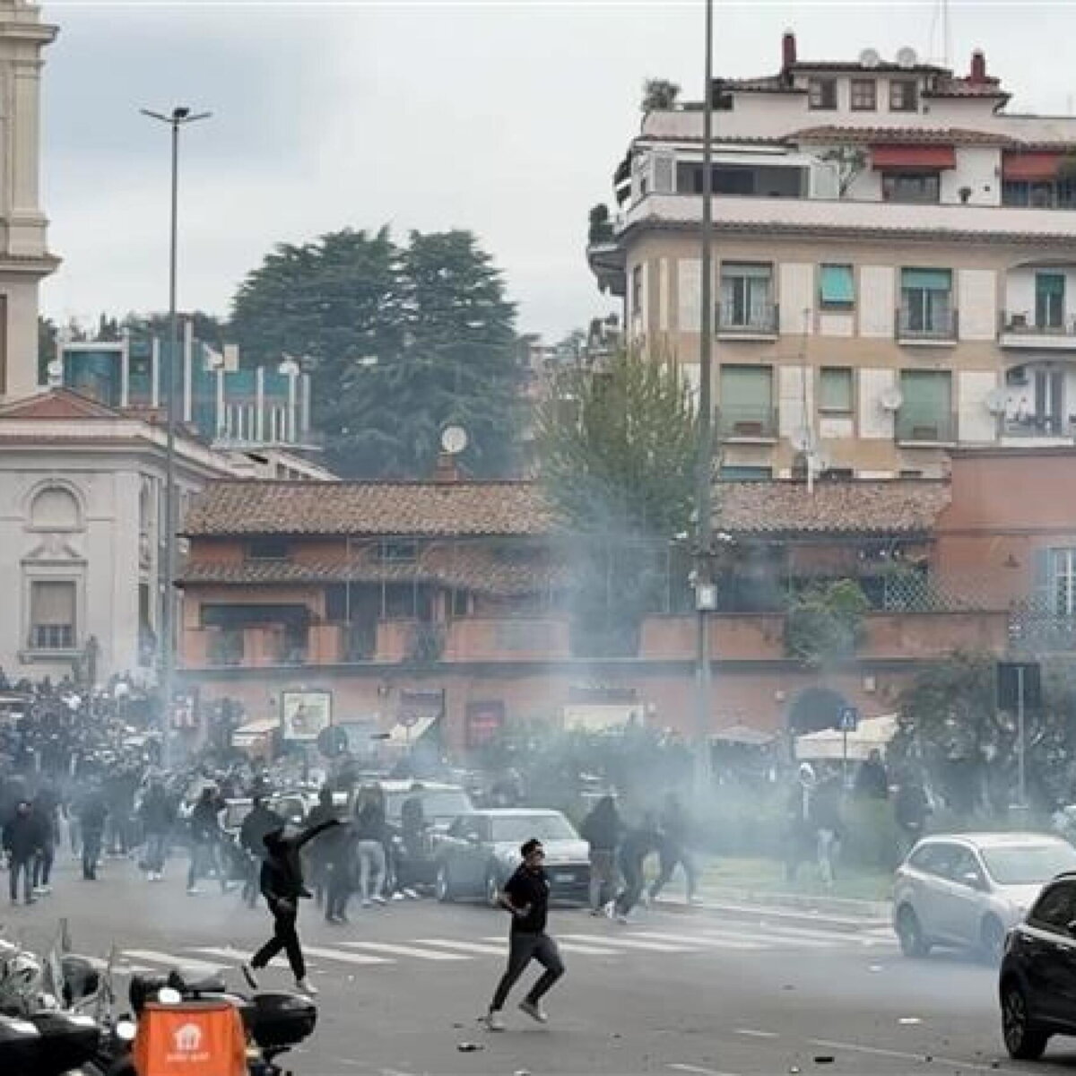 Lazio-Roma, scontri tra polizia e tifosi biancocelesti: idranti in ...
