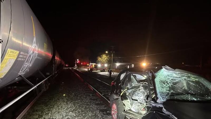 ‘Citizen hero,’ fast-acting train engineer save driver stuck on train ...