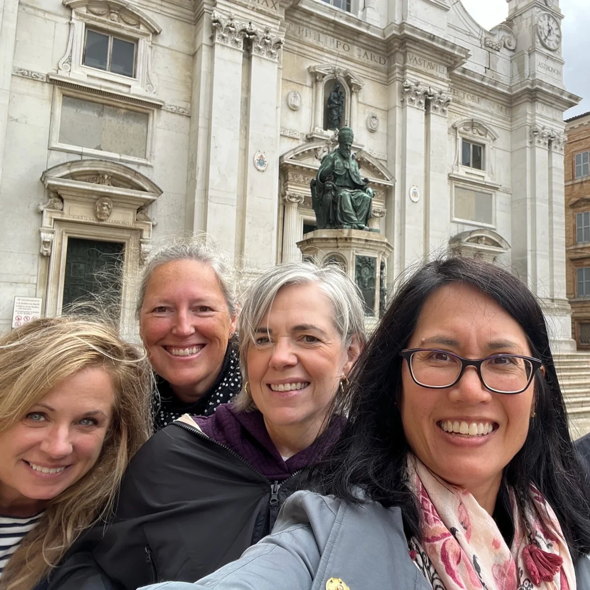 Quatro amigas foram de férias e recriaram uma fotografia icónica de há ...