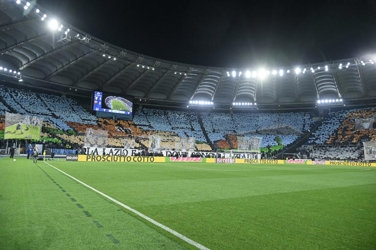 Lazio-Roma, coreografie dei tifosi: ecco lo spettacolo della Curva Nord e della Curva Sud