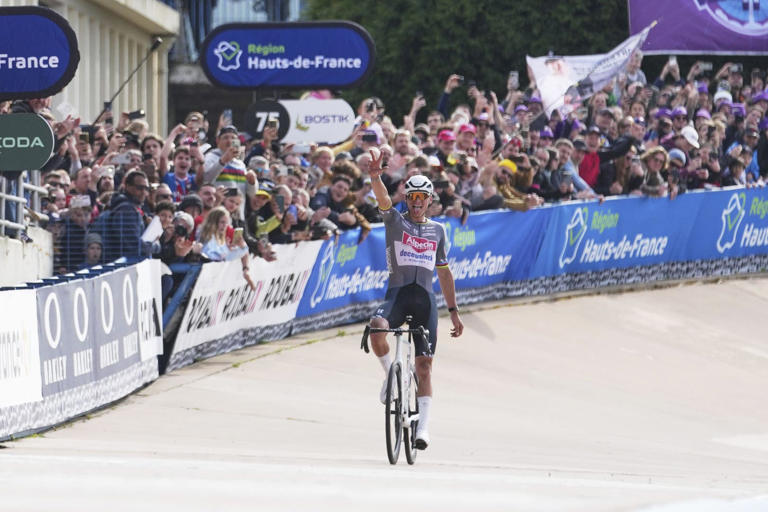 Tadej Pogacar scheitert an seinem Übermut: Mathieu van der Poel ist der König von Paris–Roubaix