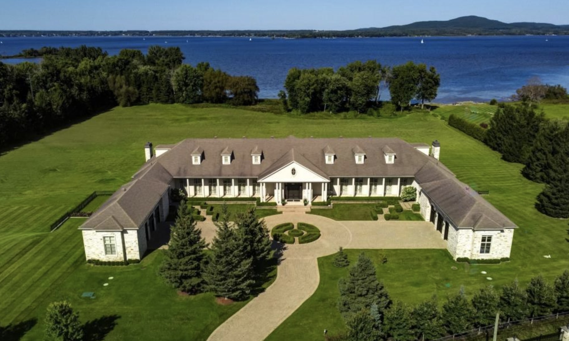 Cette maison au Québec digne du Château de Versailles est à vendre 17,5M$