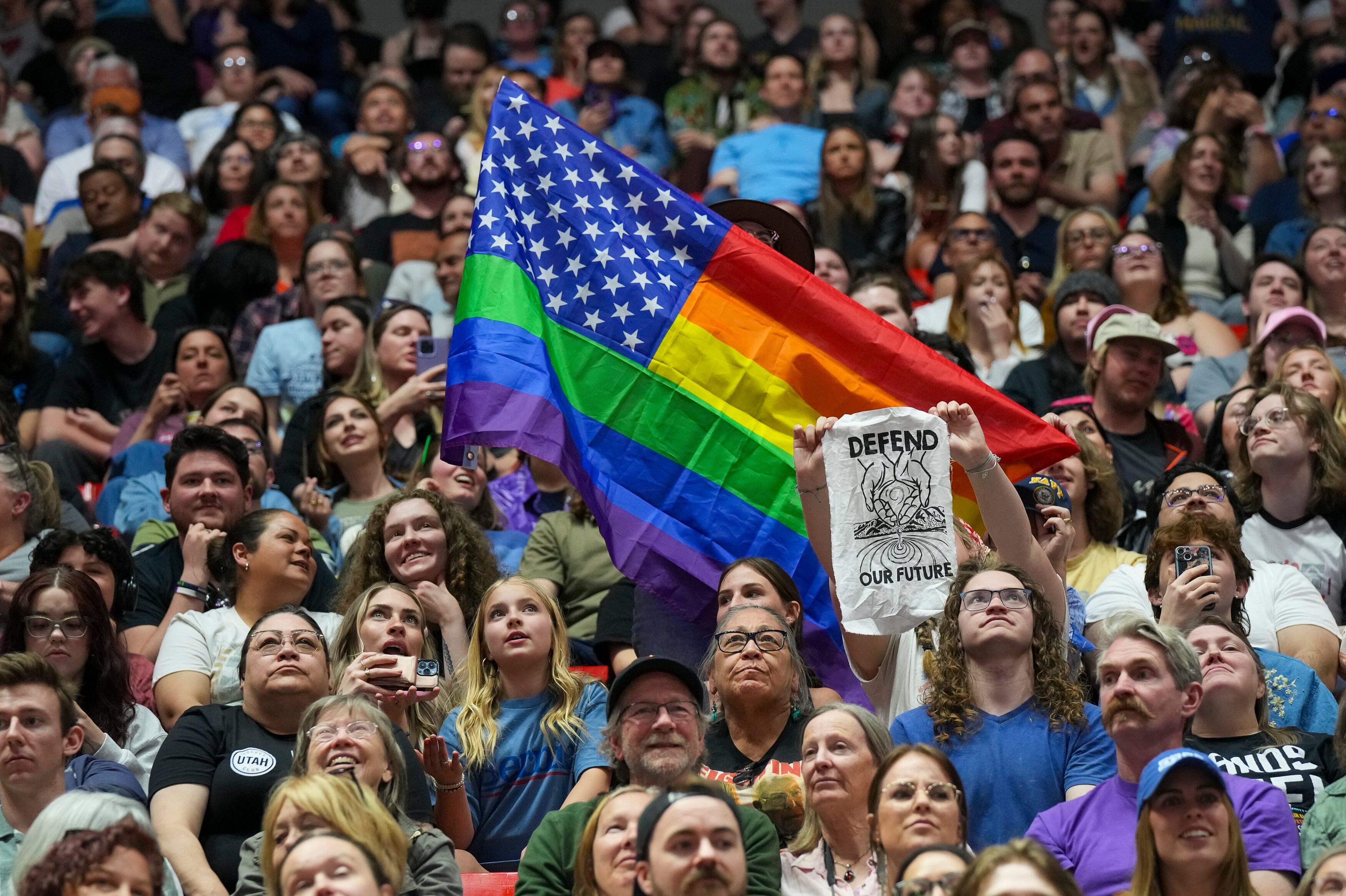 Bernie Sanders draws massive crowd during his ‘Fighting the Oligarchy ...